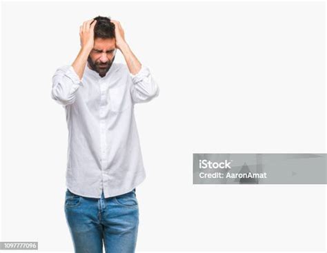 격리 된 배경 때문에 두통 절망과 스트레스에서 고통 위에 성인 히스패닉 남자 통증과 편두통 머리에 손입니다 걱정하는에 대한 스톡 사진 및 기타 이미지 Istock