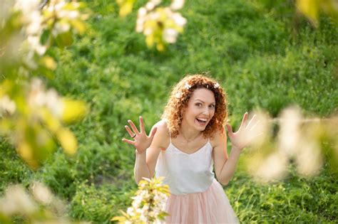 어린 매력적인 소녀는 꽃 자연을 즐기는 봄 녹색 공원에서 산책 봄 잔디밭에서 회전하는 건강한 미소 소녀 알레르기 없는 감정에 대한 스톡 사진 및 기타 이미지 Istock