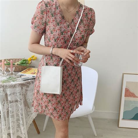 블라 지금부터 여름까지 쭉 입기 좋은 플라워 패턴이 사랑스러운 브이넥 미니 원피스 가볍고 찰랑거리는