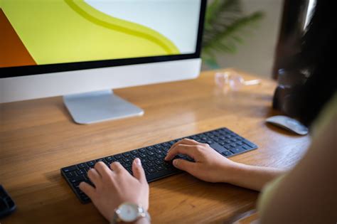 디지털 태블릿과 컴퓨터에서 작업하는 그래픽 디자이너 그래픽 태블릿에 그림을 그리는 디자이너 아시아 여성 아티스트 크리에이티브