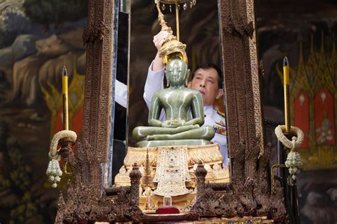 ชมภาพในหลวง พระราชินี เจ้าฟ้าสิริวัณณวรีฯ เสด็จฯ ไปทรงเปลี่ยนเครื่องทรงฤดูร้อน พระแก้วมรกต