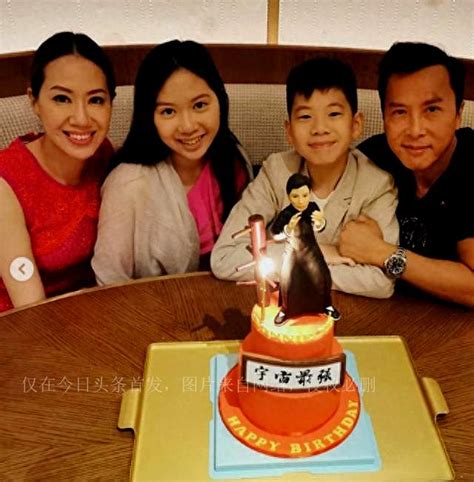 甄子丹全家福曝光，一雙子女齊穿千元國產品牌，甄濟如神似汪詩詩 每日頭條