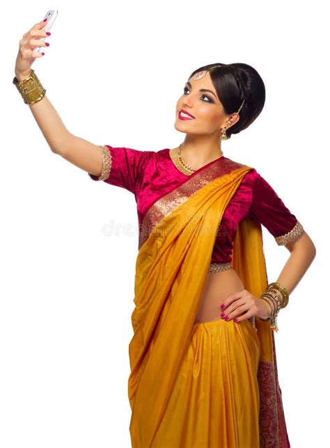 Indische Jonge Vrouw Met Mobiele Telefoon Stock Foto Image Of Culturen Vrolijk