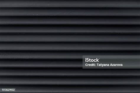 선의 추상 패턴입니다 검은 골판지 금속 표면의 질감 줄무늬 직선 어두운 늑골 배경 회색 금속 Jalousie의 현대적인 패턴 폐쇄 금속 Jalousie 검은색에 대한 스톡