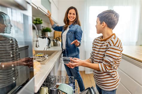 행복한 어머니와 아들이 현대적인 주방에서 함께 설거지를 하면서 순간을 공유하며 가족 유대감과 팀워크를 촉진합니다 2명에 대한 스톡 사진 및 기타 이미지 Istock