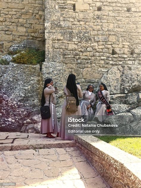 산마리노 공화국 7 월 2018 산 마 리노 교회 근처의 젊은 수녀 아프리카 경주 휴식과 웃음 검은색에 대한 스톡 사진 및 기타 이미지 Istock