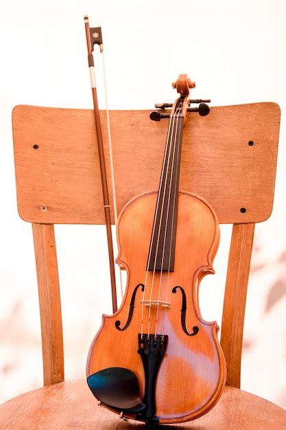 Muziekinstrument Kleine Kinderen Viool Met Strijkstok Staat Op Oude Houten Stoel Muzikaal