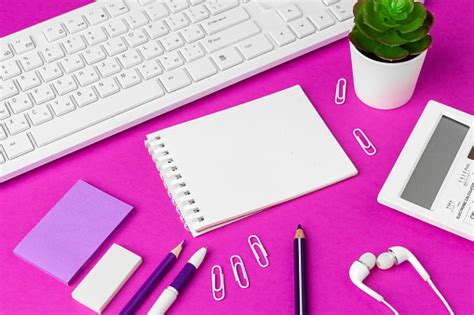 분홍색 배경에 학교 문구 학교 창조적 인 용품으로 돌아가기 책상에 대한 스톡 사진 및 기타 이미지 책상 0명 가리기 Istock