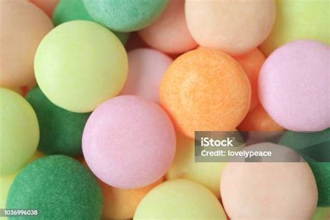배경 및 배너에 대 한 즐거운 파스텔 컬러 라운드 모양 사탕의 상위 뷰 0명에 대한 스톡 사진 및 기타 이미지 0명 개체 그룹 귀여운 Istock