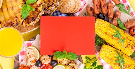 다른 과일 및 야채에 구운 새우 노란색 배경입니다 여름 저녁 식사입니다 텍스트에 대 한 여유 공간입니다 공간에 복사 합니다 평면 배치 건강한 생활방식에 대한 스톡 사진 및