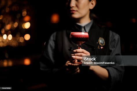 장식으로 하나의 핑크 로즈 버드와 유리에 부드러운 크림슨 칵테일을 제공 하는 전문 바텐더 소녀 바에 대한 스톡 사진 및 기타 이미지 Istock