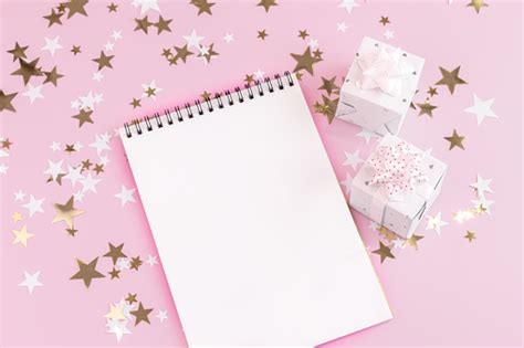 반짝이는 금색과 흰색 별이 있는 축제 새해 핑크 뷰티 배경에 있는 빈 흰색 메모장 시트 활 복사 공간 탑 뷰 모형으로 아름답게 포장된 선물 0명에 대한 스톡 사진 및 기타
