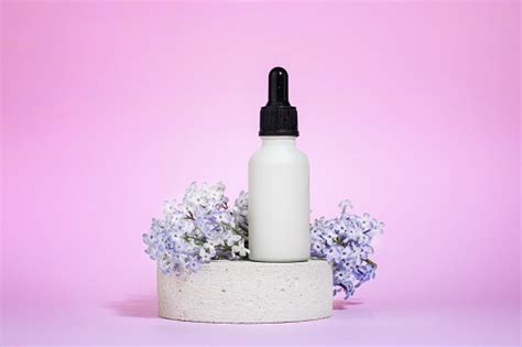 단단한 그림자와 라일락 꽃분홍색 배경에 콘크리트 회색 연단에 유리 드롭퍼 병을 모의 하드 섀도우 흰색 배경에 화장품 파이펫 0명에 대한 스톡 사진 및 기타 이미지 Istock