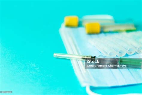 주입을위한 의료 용 바이알 주사 주사기 파란색 배경에 마스크 장갑 입원 예방 접종 독감 예방 접종 0명에 대한 스톡 사진 및