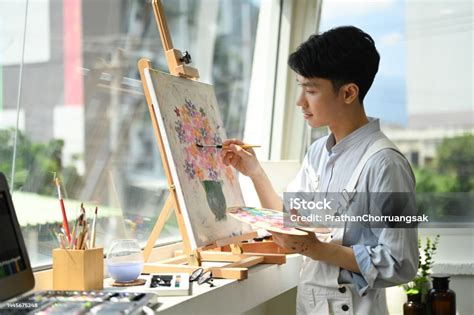 예술 워크숍에서 캔버스에 수채화로 그림을 그리는 기쁜 남자 예술가의 이미지 예술 창의적인 취미 및 여가 활동 개념 화가 예술가에