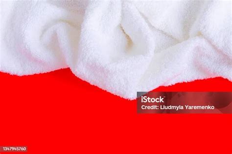 빨간 배경에 흰색 테리 수건 맨 위 보기입니다 공간을 복사합니다 클로즈업 0명에 대한 스톡 사진 및 기타 이미지 0명 건강한 생활방식 깨끗한 Istock