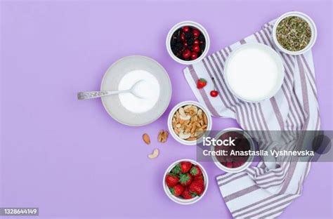 여름 요구르트 과일과 베리 채식주의 채식 그릇을 준비하는 단계 조리법 과정 0명에 대한 스톡 사진 및 기타 이미지 0명 개념 건강한 식생활 Istock