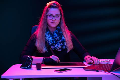 카메라를 보고 프로 여성 일러스트 레이 터 그래픽 디자이너 고객 참여에 대한 스톡 사진 및 기타 이미지 고객 참여 그래픽