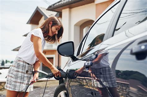 전기로 차량을 충전하는 과정 여자는 그녀의 현대 자동차와 야외 30 34세에 대한 스톡 사진 및 기타 이미지 30 34세 감정 고급 Istock