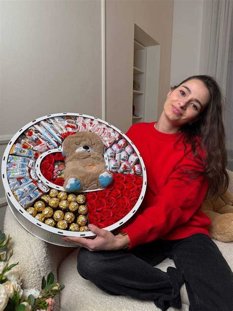 ПОДАРУНОК на 8 березня Дівчині Бокс із солодощами кіндером квітами 1 065 грн Подарунки