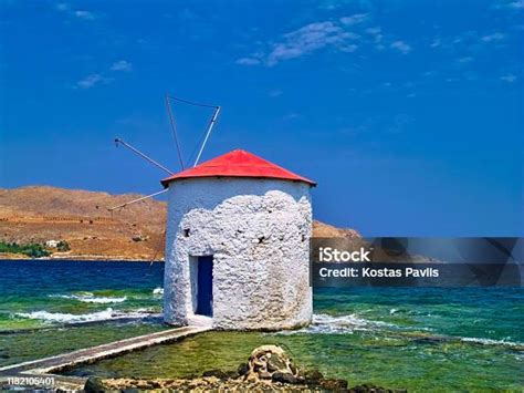 바다의 전통적인 풍차 아지아 마리나 해안에 위치한 레로스 섬 그리스의 랜드 마크 0명에 대한 스톡 사진 및 기타 이미지 Istock