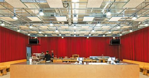 강렬한 붉은 장막의 펠트작은 오페라 극장의 배우가 된 바리스타