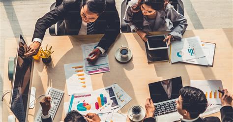 사무실의 상위 뷰에서 촬영한 비즈니스 사람들 그룹 회의 직업 사업가 사업가 및 사무실 노동자는 회의 테이블에 프로젝트 계획 문서를 가지고 팀 회의에서 일하고 있습니다