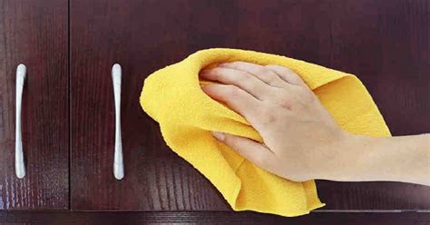 5 быстрых и эффективных способов очистить кухонные шкафчики от жирного ...