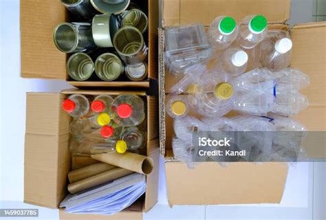 재활용할 품목의 상위 뷰 종이 유리 플라스틱 병 용기 금속 알루미늄 캔 골판지 상자로 분류 폐기물 제로 지속 가능성 개념 흰색 배경입니다 선택적 초점 0명에 대한 스톡 사진