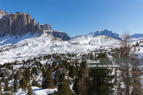 그루포 디 셀라 마르몰라다와 파소 셀라가 있는 셀라스톡 셀라패스는 스키 리조트 그뢰덴 발 가르데나 쥐트티롤 사우스 티롤 알타 아디제 이탈리아에 있습니다 0명에 대한 스톡