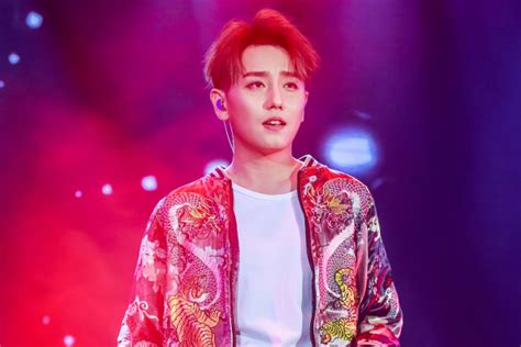 赵泳鑫演唱会回顾mic兄弟情 《纨绔》泪撒舞台 综艺 央视网