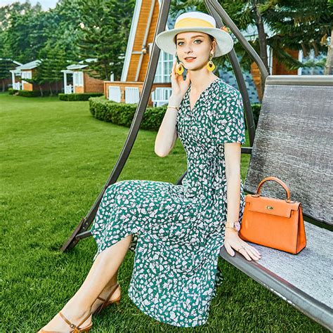 丁摩 夏季新款小碎花桑蚕丝连衣裙v领收腰时尚真丝裙子女q121159 三坑日记