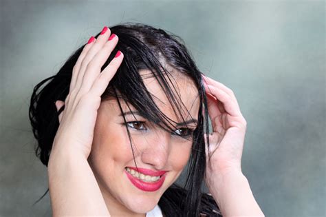 캔버스 배경에 스튜디오에서 포즈를 취하는 긴 검은 머리를 가진 아름다운 유럽 소녀 18 19세에 대한 스톡 사진 및 기타 이미지 18 19세 검정 머리 머리에 손을