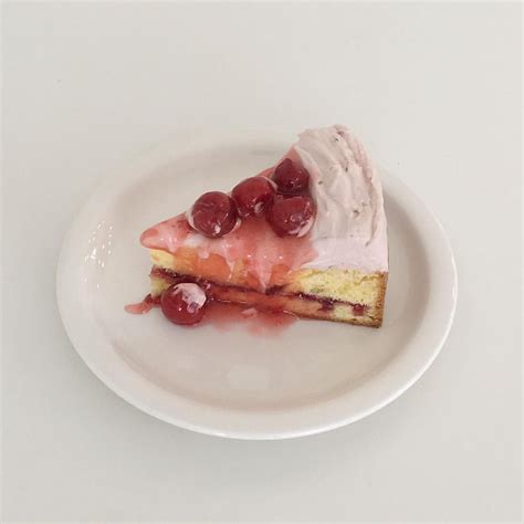 얼로우미커피 On Instagram “ 체리베리케이크 봄맞이 새로운 케이크가 나왔어요 🍒 분홍색의 라즈베리맛 크림치즈위에는 체리파이필링이 올라가있어요 묵직하지만