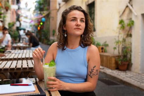 Porträt Einer Frau Ohne Bh Im Freien Im Café Kostenlose Foto