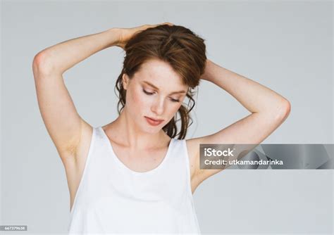 길고 빛나는 물결 모양의 머리와 갈색 머리 여자 소녀 곱슬 헤어스타일 자연 초상화와 아름 다운 모델 갈색 머리에 대한 스톡 사진 및 기타 이미지 Istock