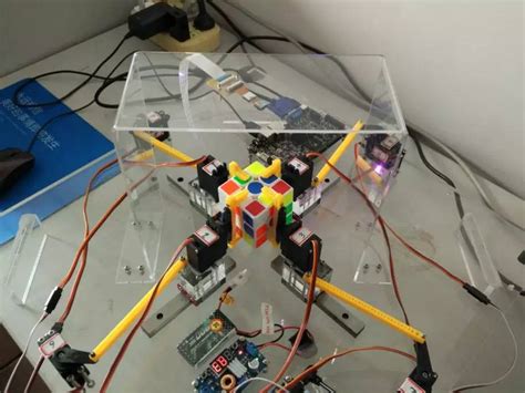 DIY作品 秒内自主复原任意一个完全打乱的三阶魔方的解魔方机器人 搜狐