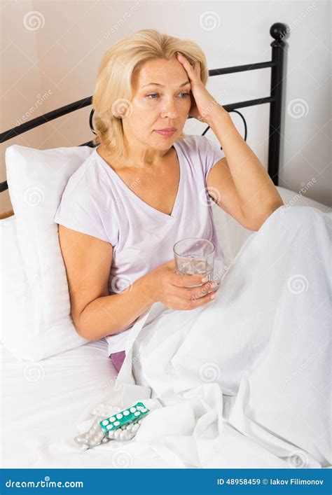 Se Ora Madura Con Las P Ldoras Foto De Archivo Imagen