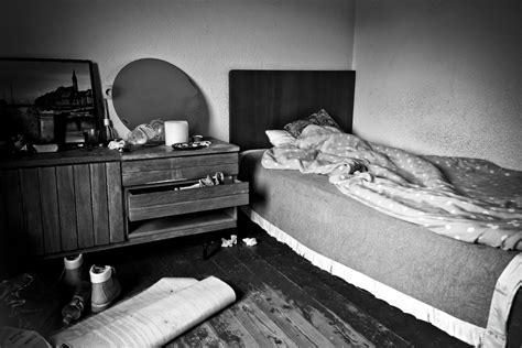 무료 이미지 검정색과 흰색 화이트 사진술 집 늙은 분위기 신비로운 부서진 버려진 어둠 부식 파멸 검은 가구 방 단색화 오래된 건물 검정