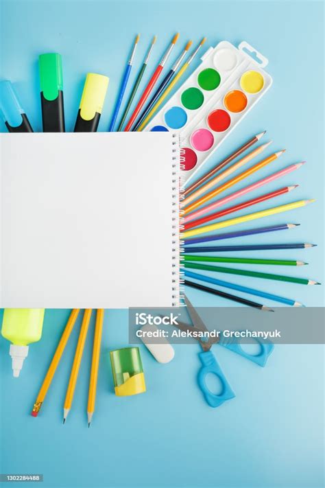 문구 컬러 페인트 마커 브러시 및 연필팔레트가있는 학교의 드로잉과 창의성을위한 앨범 가위에 대한 스톡 사진 및 기타 이미지