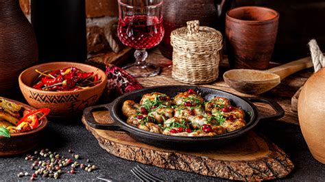 스페인 요리 혼합 샐러드 체리 토마토 메추라기 계란 케이퍼 아바카도 아루굴라 참치의 생선 샐러드 흰색 접시에 레스토랑에서 요리를