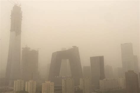 北京受外来沙尘影响pm10浓度上升 处于中度污染状态