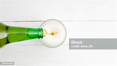 흰색 나무 테이블에 유리에 병에서 맥주를 붓는다 맨 위 보기입니다 복사 공간을 참조하십시오 맥주에 대한 스톡 사진 및 기타 이미지 Istock