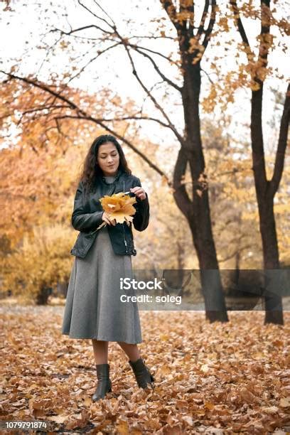 예쁜 여자가을 공원 큰 나무 근처에 단풍나무의 잎과 함께 포즈 가 아름 다운 풍경입니다 가을에 대한 스톡 사진 및 기타 이미지 가을 가죽 계절 Istock