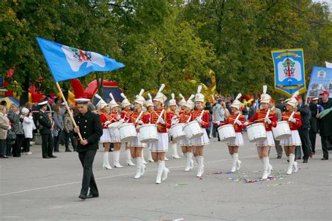Un Groupe De Batteurs De Majorettes De Jeunes Filles Image éditorial Image Du Tambour Pilon