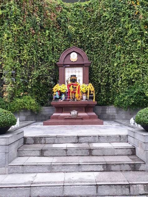 ใครโสดมามุงตรงนี้ ฐาน ละ มู ชวนไหว้องค์พระตรีมูรติที่ Empire Tower