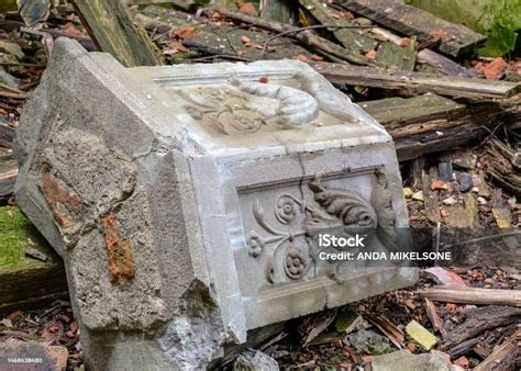 오래된 성의 다양한 유적 오래된 건물의 폐허 조각 성 내부의 파괴 된 조각 Veckarku 성 라트비아 0명에 대한 스톡 사진 및 기타 이미지 Istock
