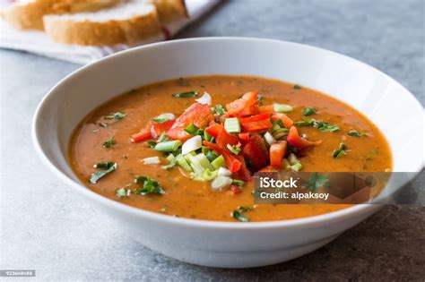 얇게 썬된 오이 토마토 양파 파 슬 리와 함께 전통적인 콘 야 Bulgur 수프 Batirik 0명에 대한 스톡 사진 및 기타 이미지 Istock