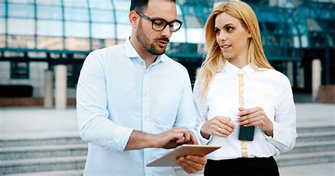 잘생긴 남자와 비즈니스 파트너로 서 아름 다운 여자의 그림 개념에 대한 스톡 사진 및 기타 이미지 개념 거리 기업 문화 Istock