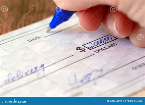 Firmar A Mano Un Cheque Bancario En La Mesa De Madera Fondo Cheque En